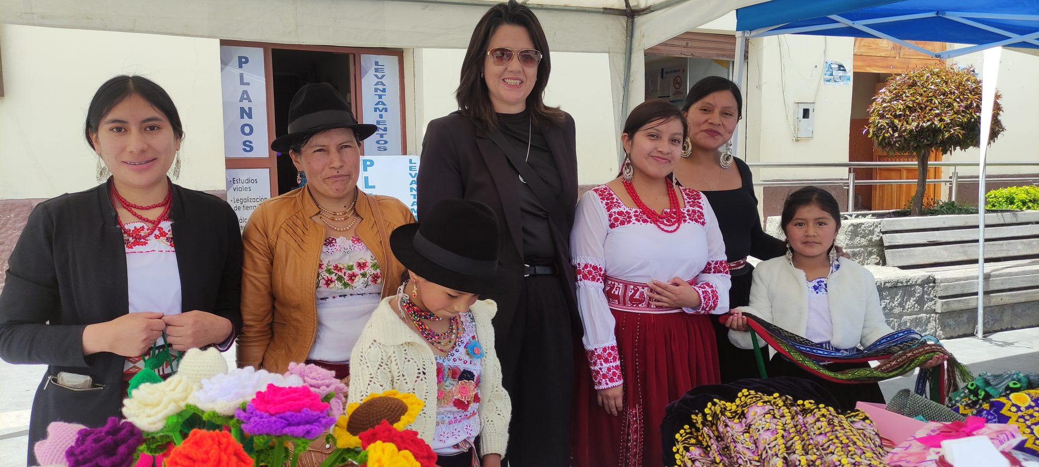 Artesanas de Suscal brillan en feria de emprendimiento «Innovando desde ...